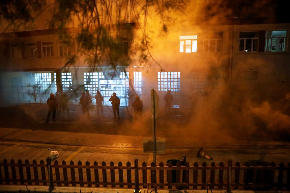 «Πόλεμος» αστυνομικών και πολιτών σε Χίο και Μυτιλήνη – Ρίψη χημικών ...