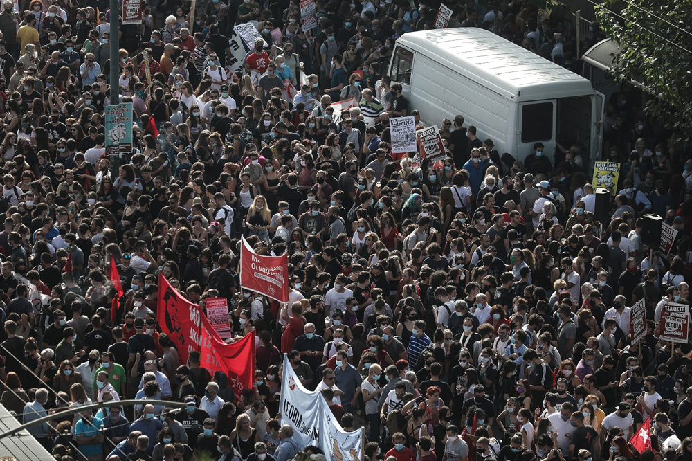 Δίκη Χρυσής Αυγής: «Βουλιάζει» από κόσμο το Εφετείο - Πλήθος στην ...