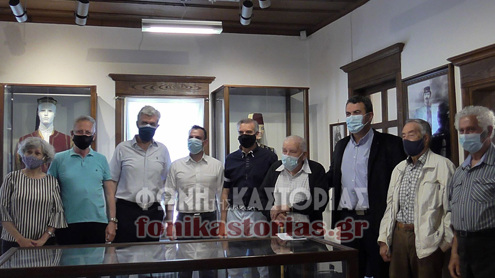 Μια παραδοσιακή φορεσιά μακεδονομάχου, πιστό αντίγραφο αυτής του Παύλου ...