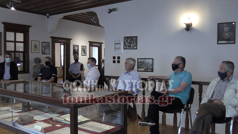 Μια παραδοσιακή φορεσιά μακεδονομάχου, πιστό αντίγραφο αυτής του Παύλου ...
