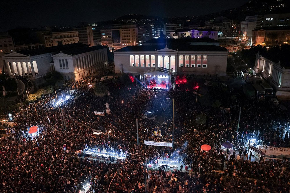 Χιλιάδες κόσμου στα Προπύλαια τραγούδησαν για την Ειρήνη (video) - Φωνή ...