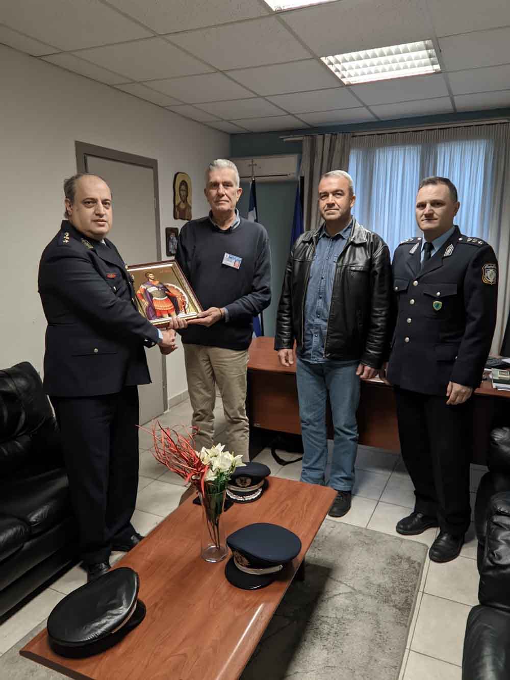 Εικόνα του Μεγαλομάρτυρα Αγίου Αρτεμίου προσέφεραν στα Νοσοκομεία της ...