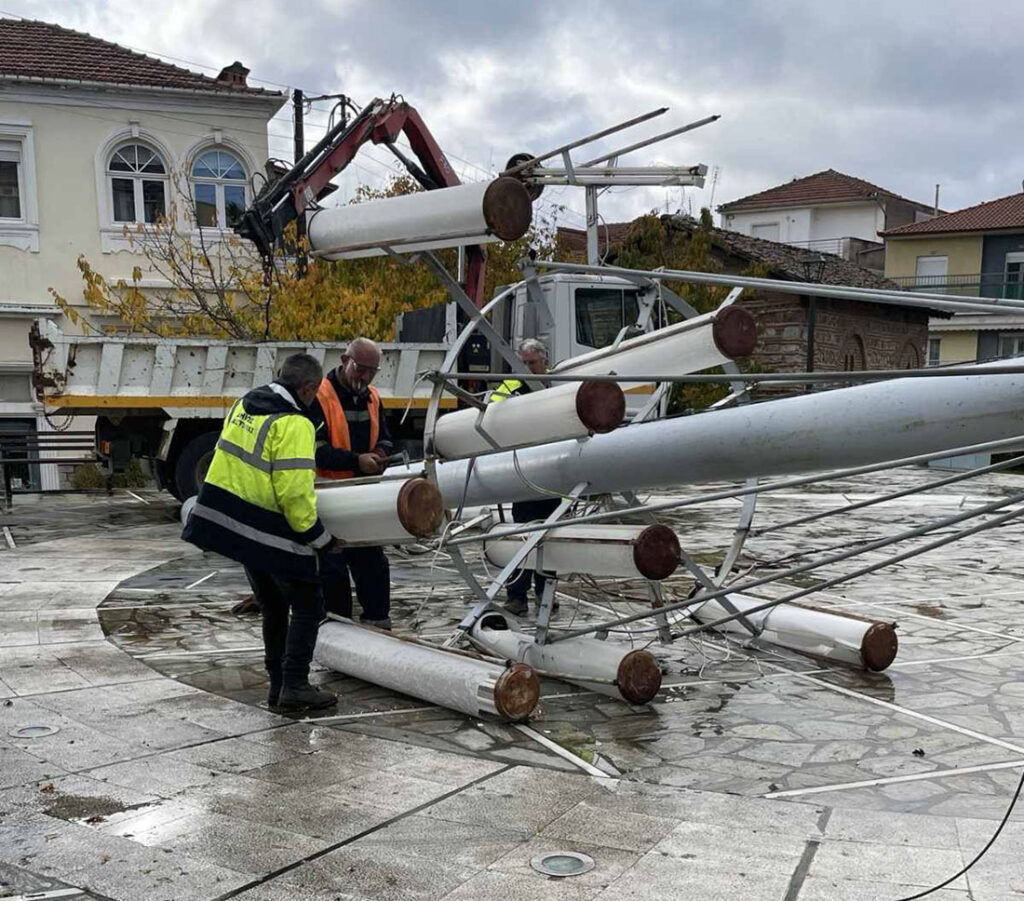 Καστοριά: Απομακρύνθηκε το κεντρικό φωτιστικό ("κατάρτι") από την ...